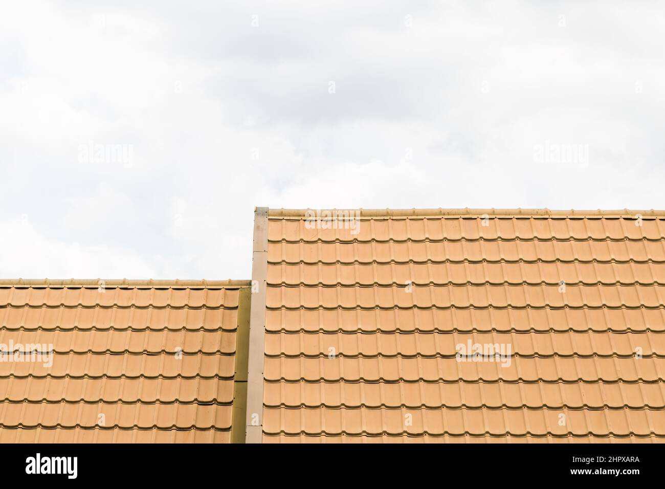 Tiles roof pattern architecture background Stock Photo - Alamy