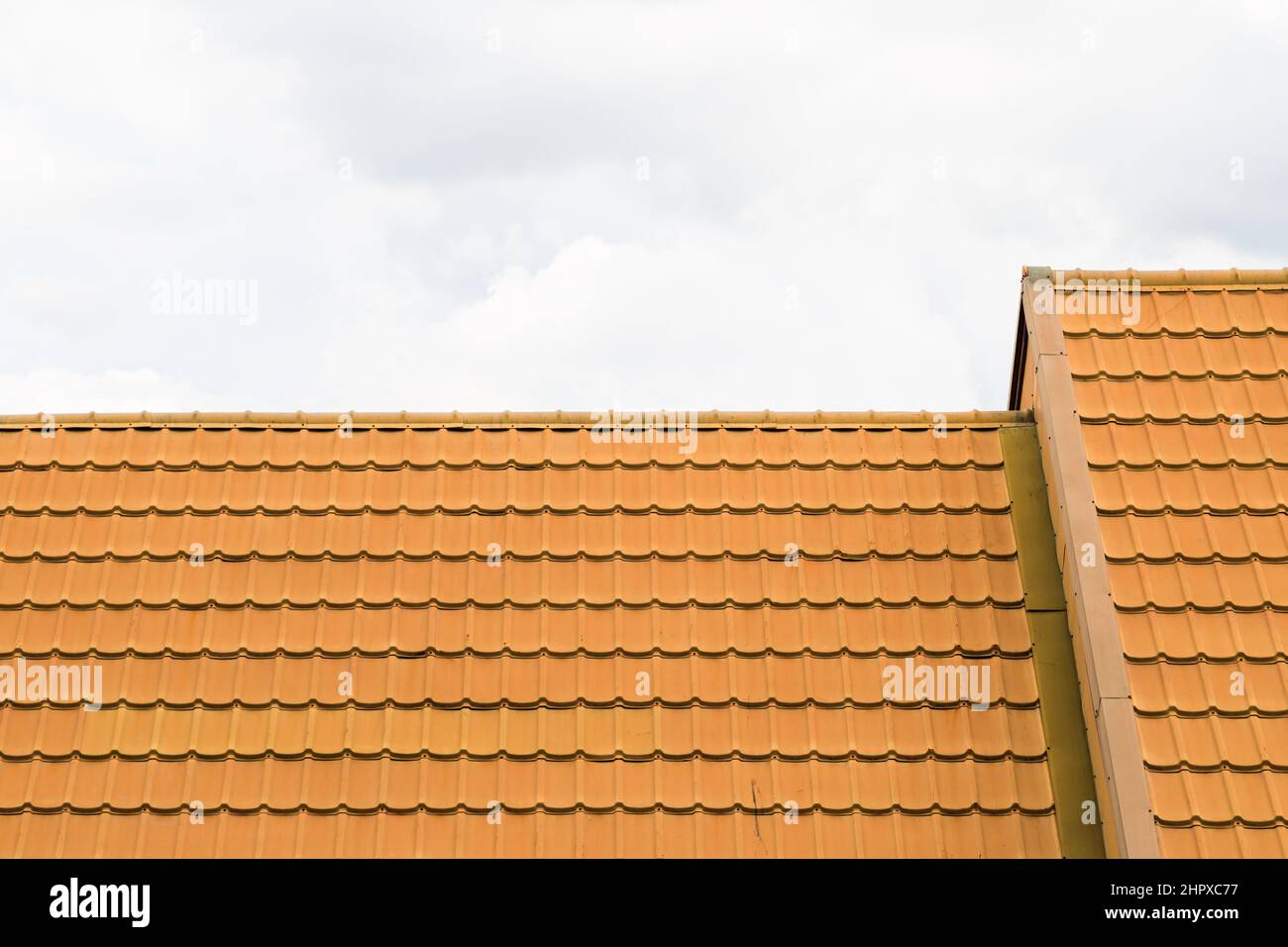 Tiles roof pattern architecture background Stock Photo - Alamy