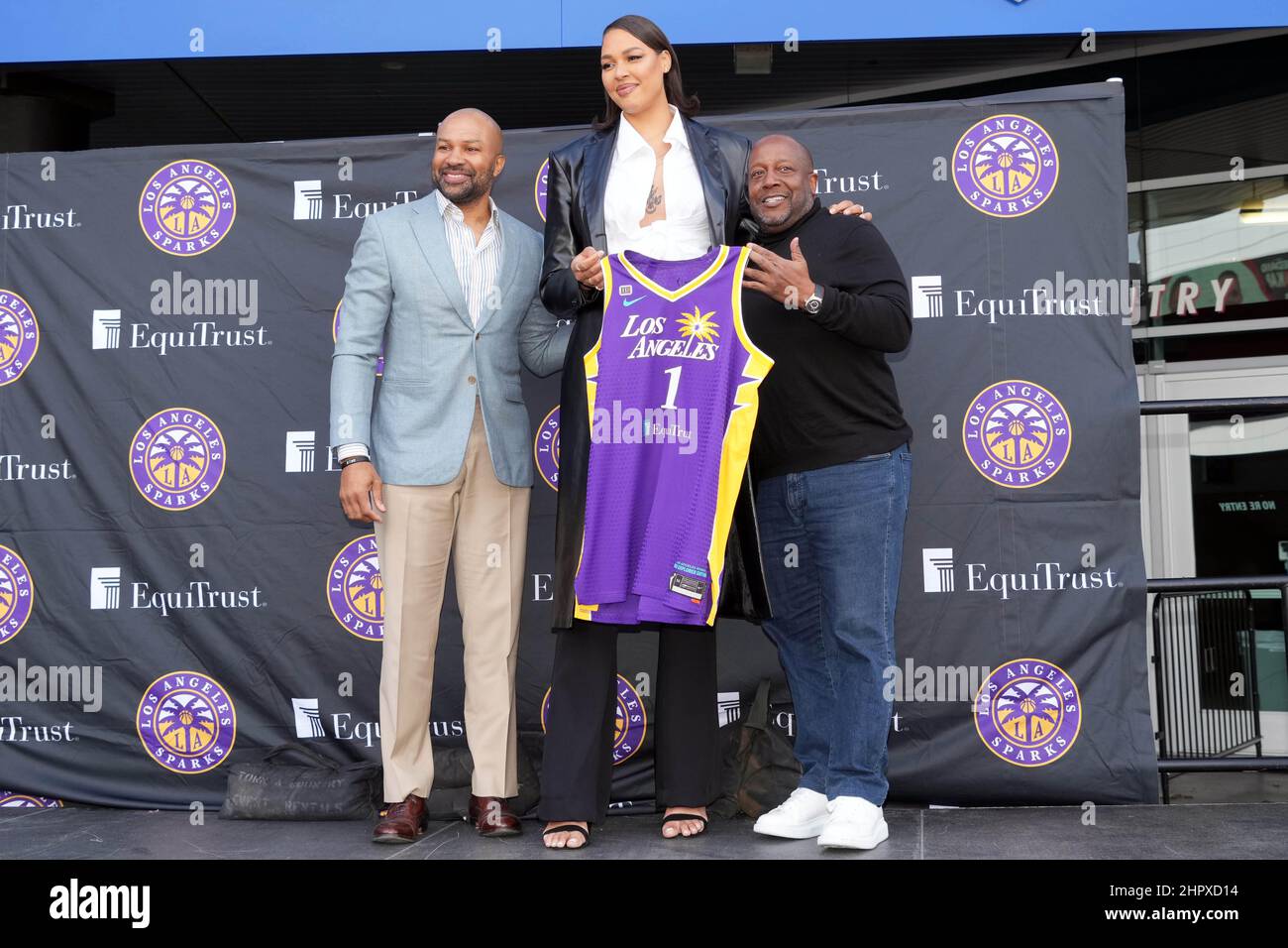 Liz Cambage (center) poses with Los Angeles Sparks general manager ...