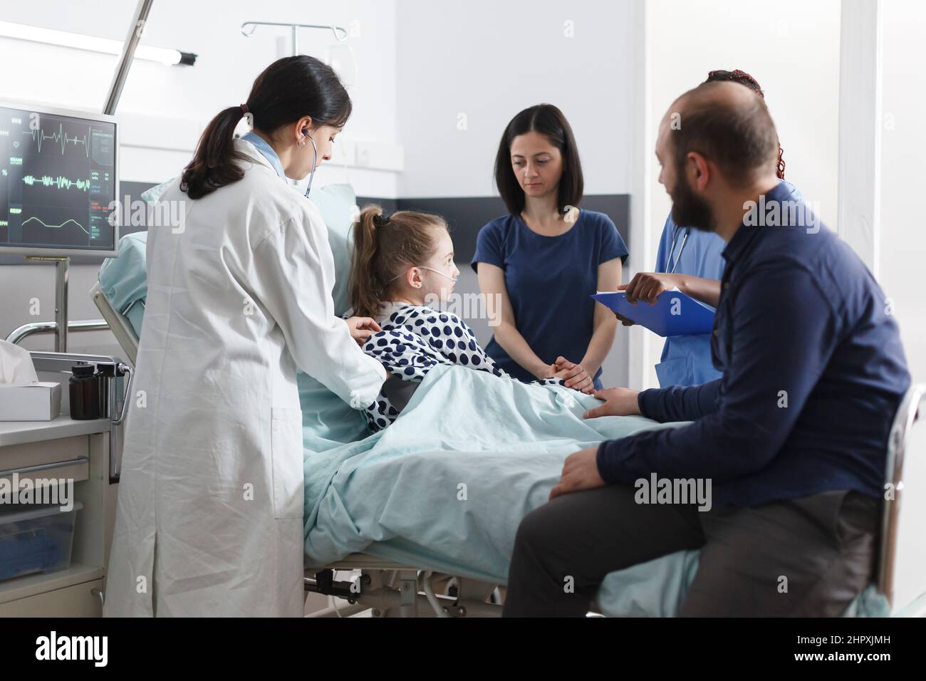 Hospital ill child parents nurse hi-res stock photography and images ...