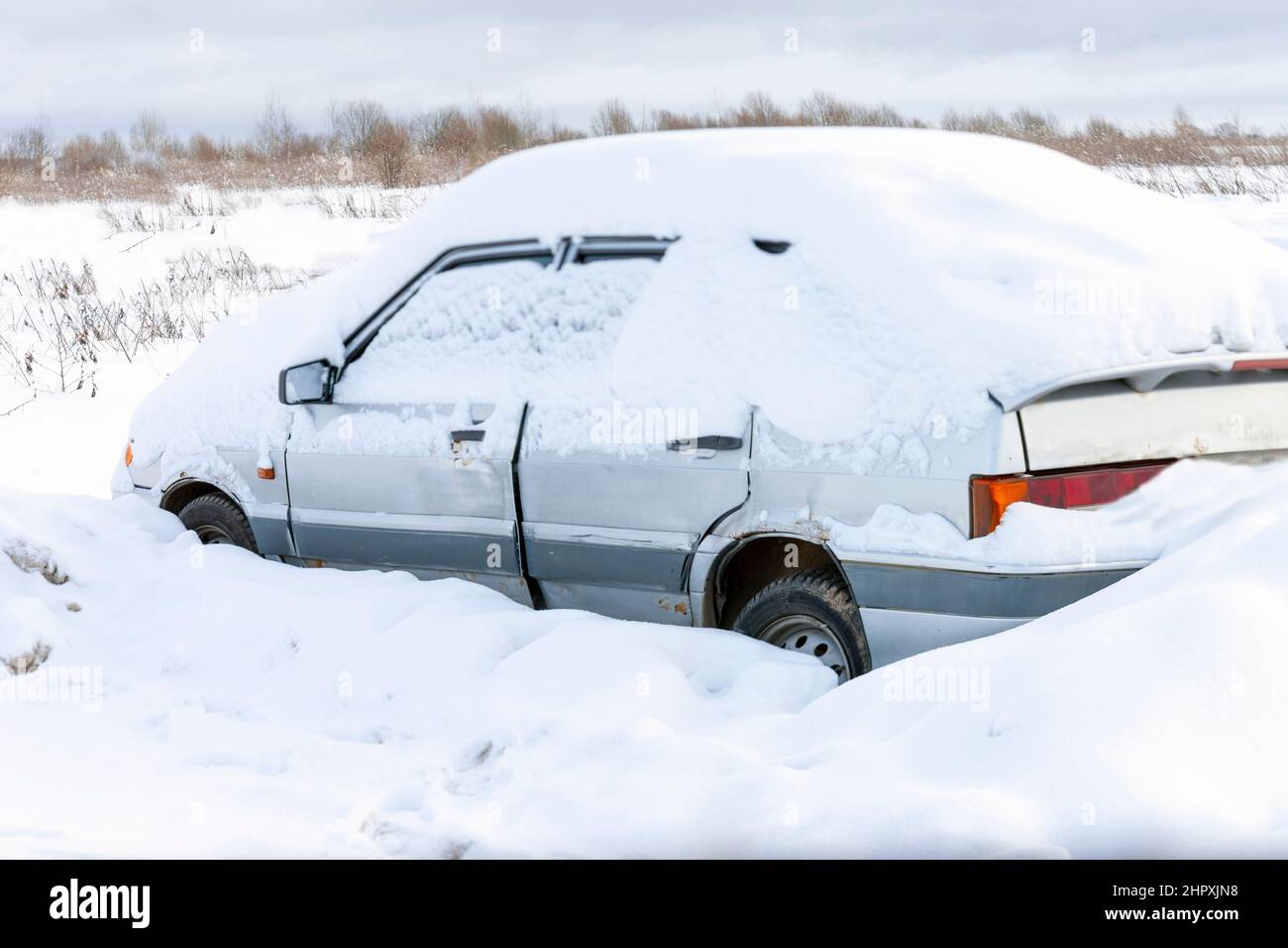 Old rusty car in the snow hi-res stock photography and images - Alamy