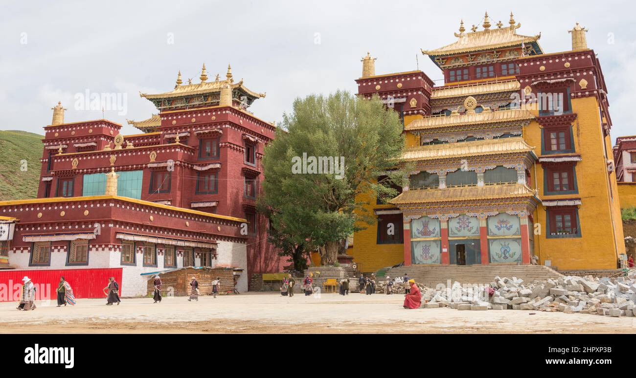 LITANG, CHINA - Ganden Thubchen Choekhorling Monastery (Lithang Gompa ...