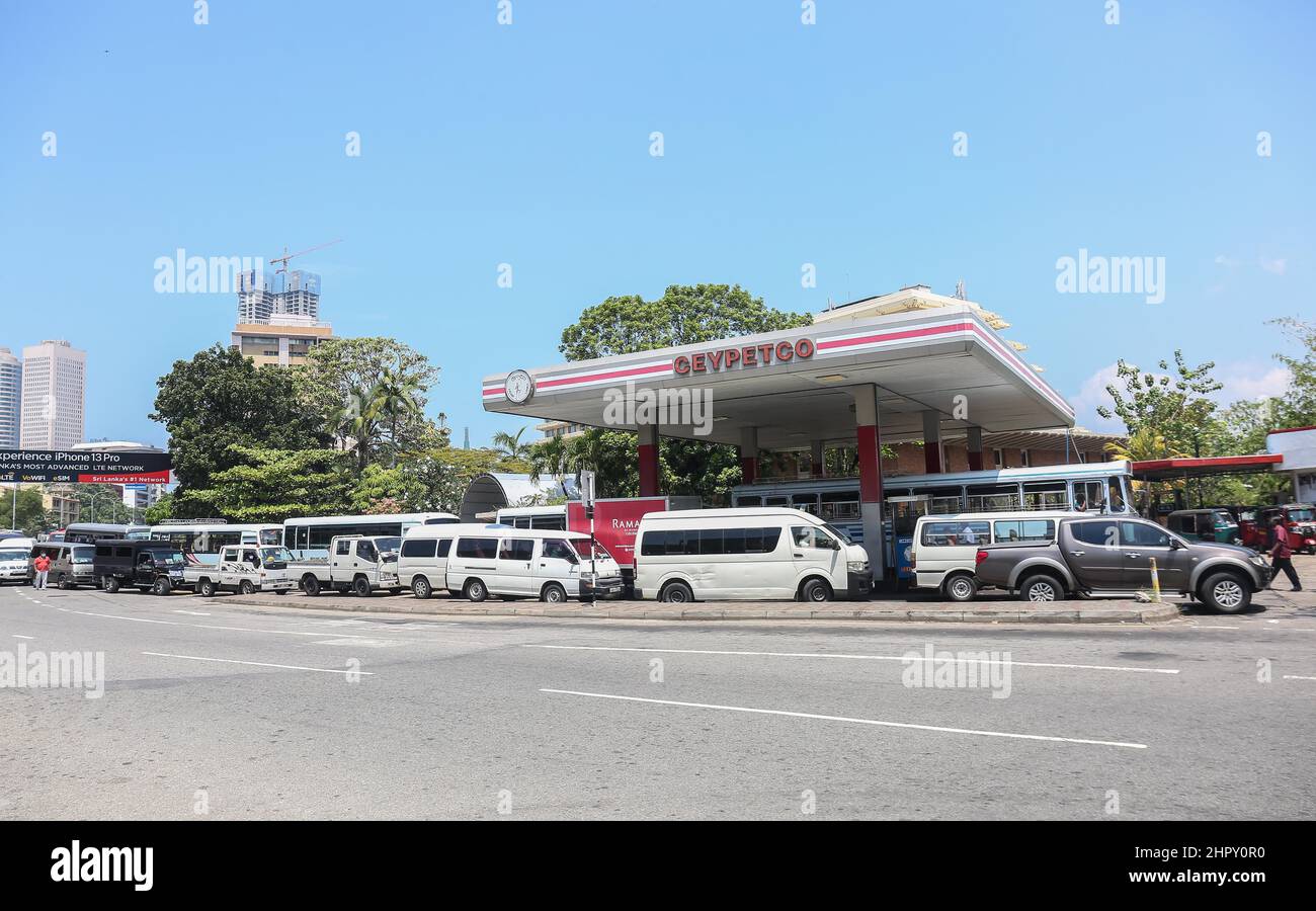 February 24, 2022, colombo, western, Sri Lanka: Vehicle owners wait in ...