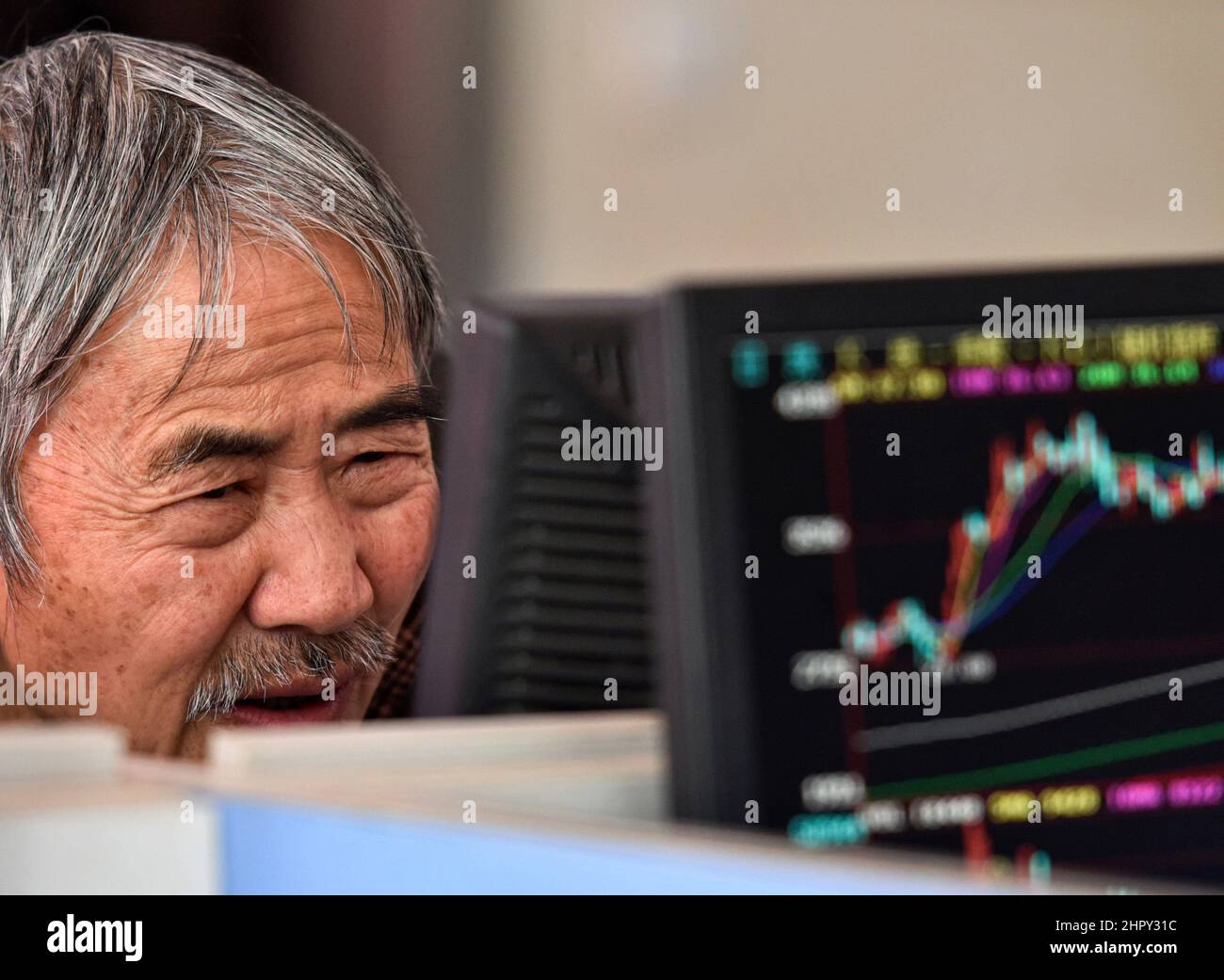 Chinese trader monitor hi-res stock photography and images - Alamy