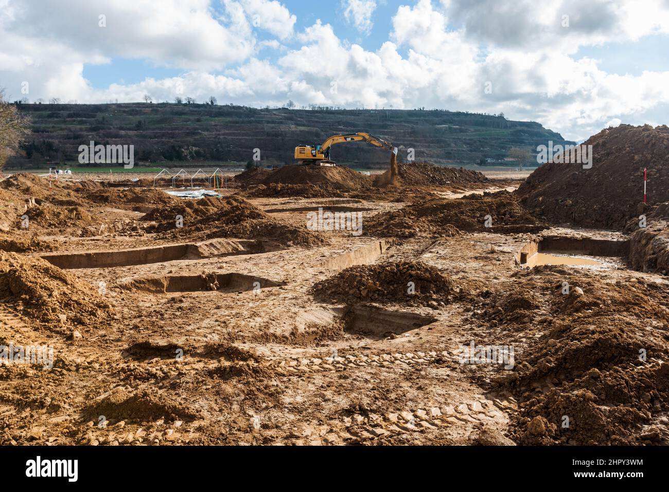 Dug pits hi-res stock photography and images - Alamy