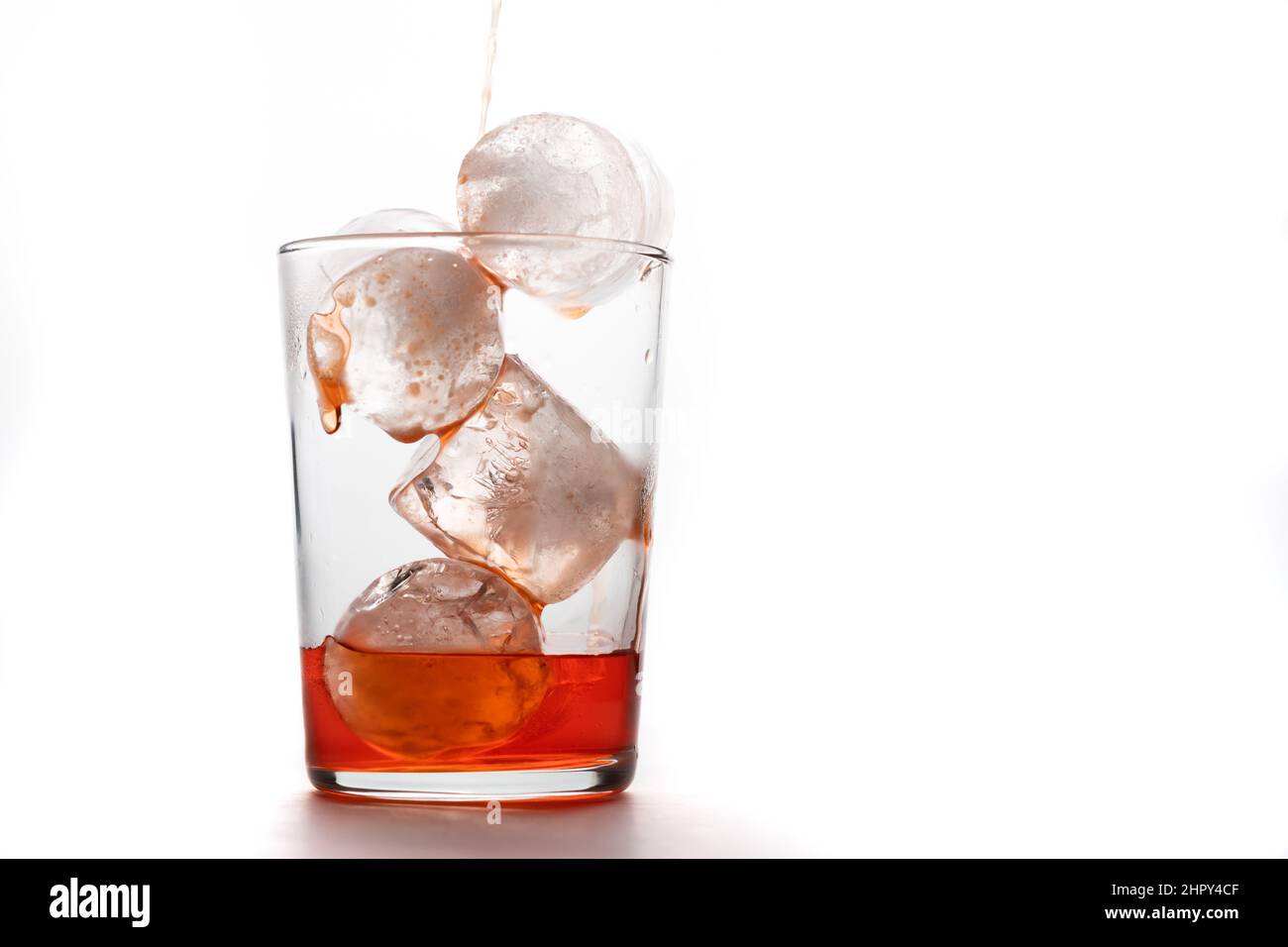 Ice cube dropped water splash hi-res stock photography and images - Alamy