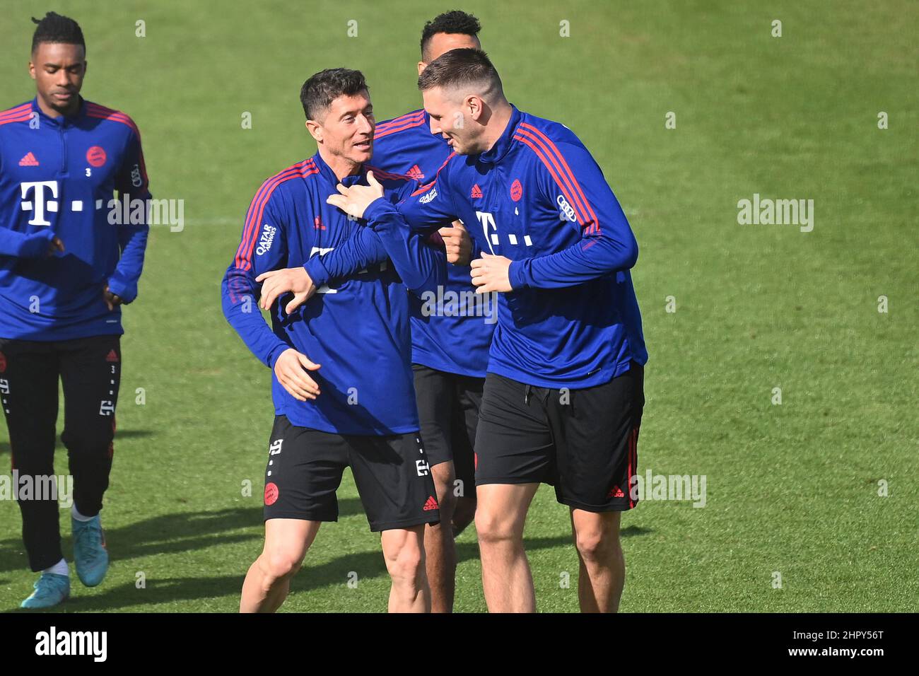 Munich, Deutschland. 24th Feb, 2022. From right:Niklas SUELE (FC Bayern ...