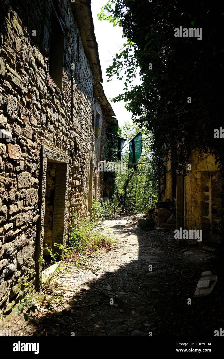 Old ruined abandoned houses in a village in Toscana Stock Photo - Alamy Old ruined abandoned houses in a village in Toscana Stock Photo - Alamy
