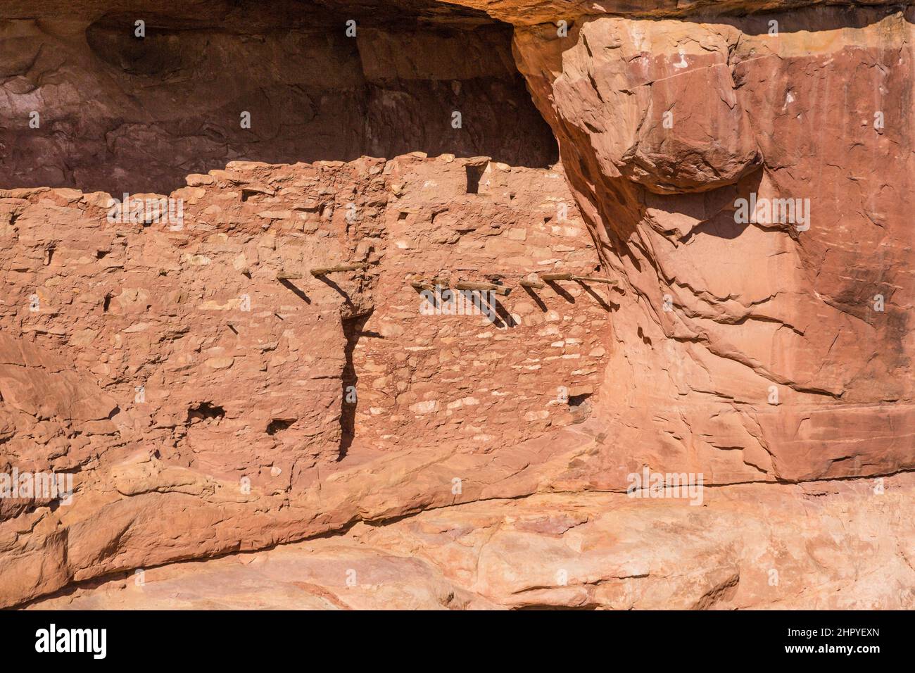 The Beef Basin Wash Ruin is an Ancestral Puebloan cliff dwelling in ...