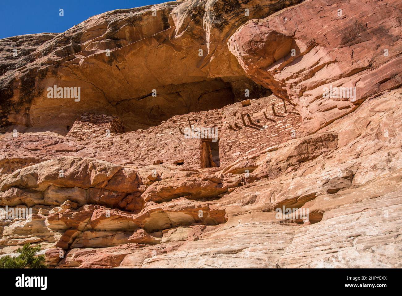 The Beef Basin Wash Ruin is an Ancestral Puebloan cliff dwelling in ...