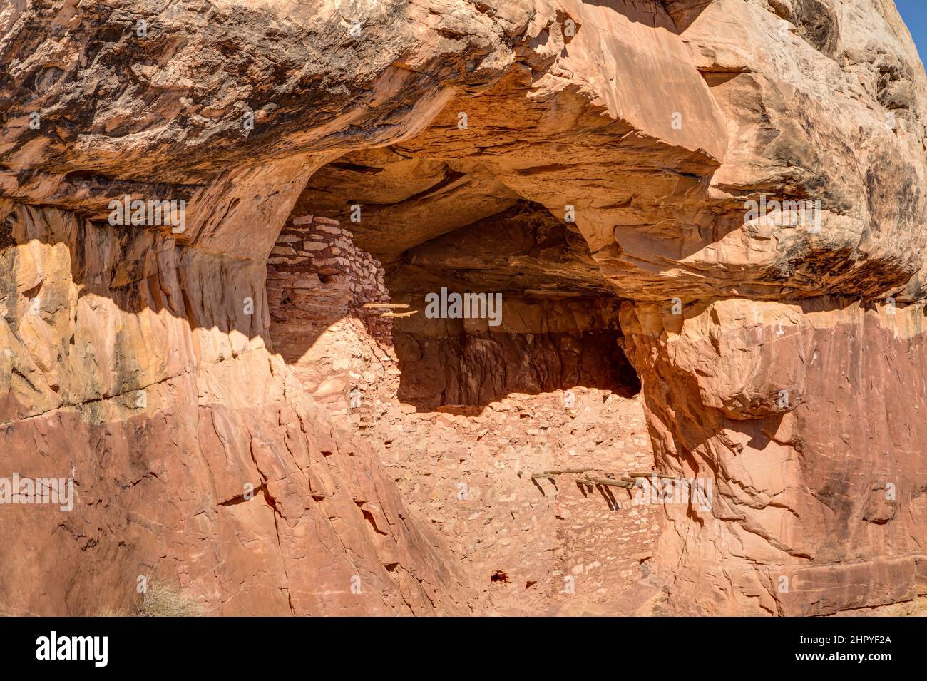 The Beef Basin Wash Ruin is an Ancestral Puebloan cliff dwelling in ...
