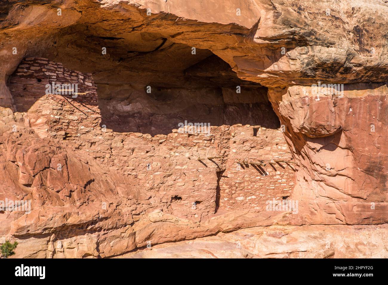 The Beef Basin Wash Ruin is an Ancestral Puebloan cliff dwelling in ...