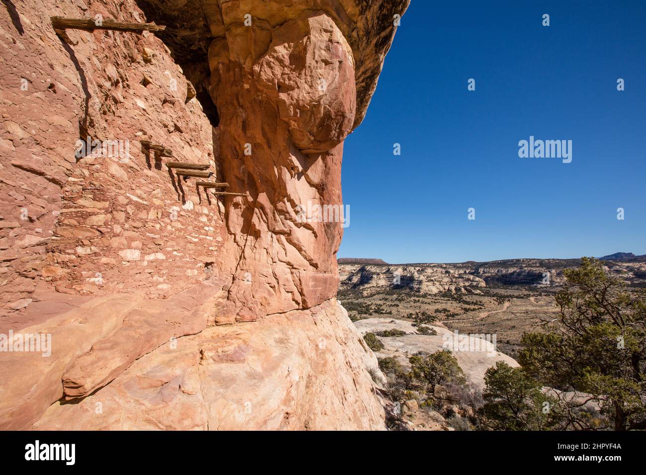 The Beef Basin Wash Ruin is an Ancestral Puebloan cliff dwelling in ...