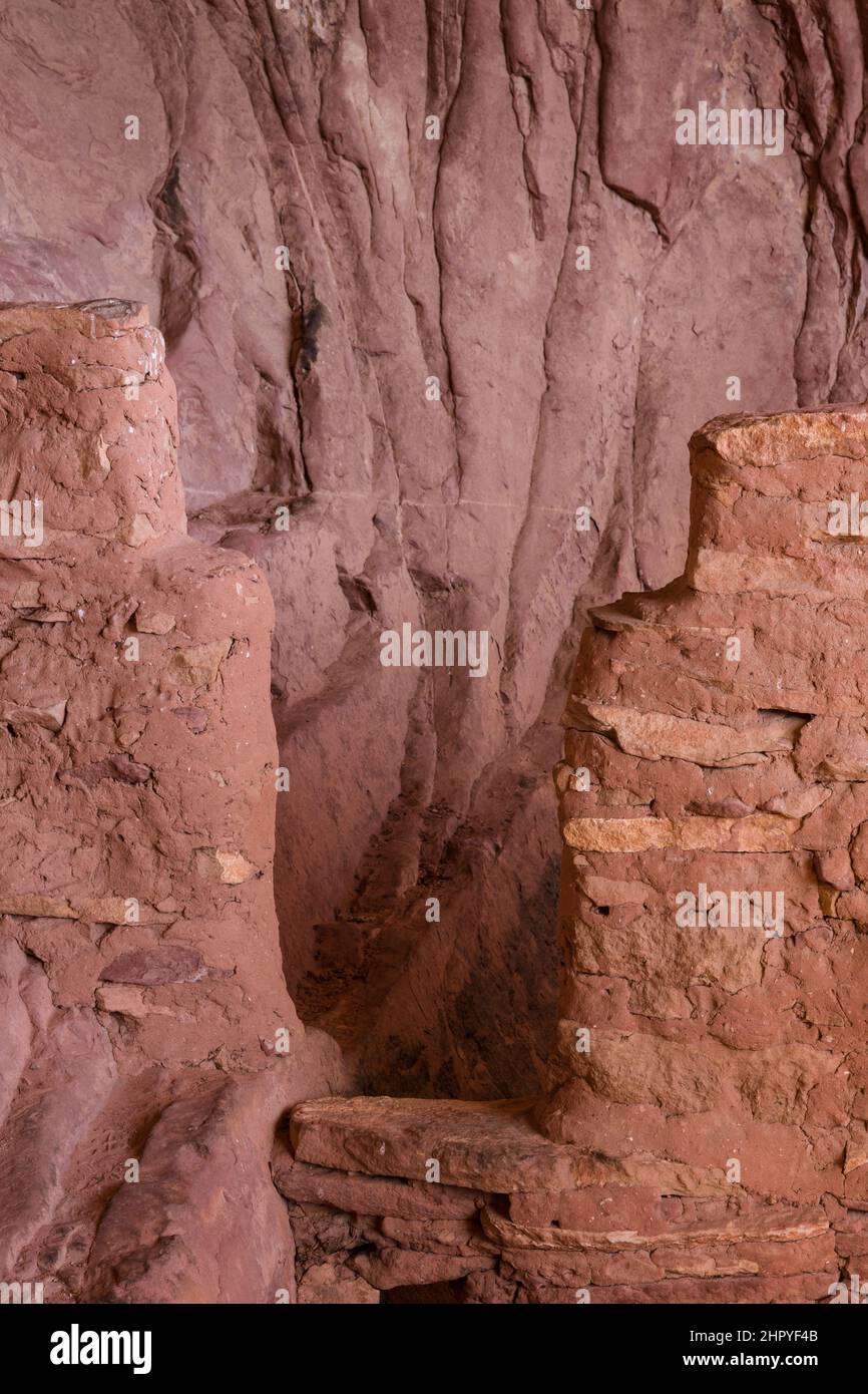 The Beef Basin Wash Ruin is an Ancestral Puebloan cliff dwelling in ...