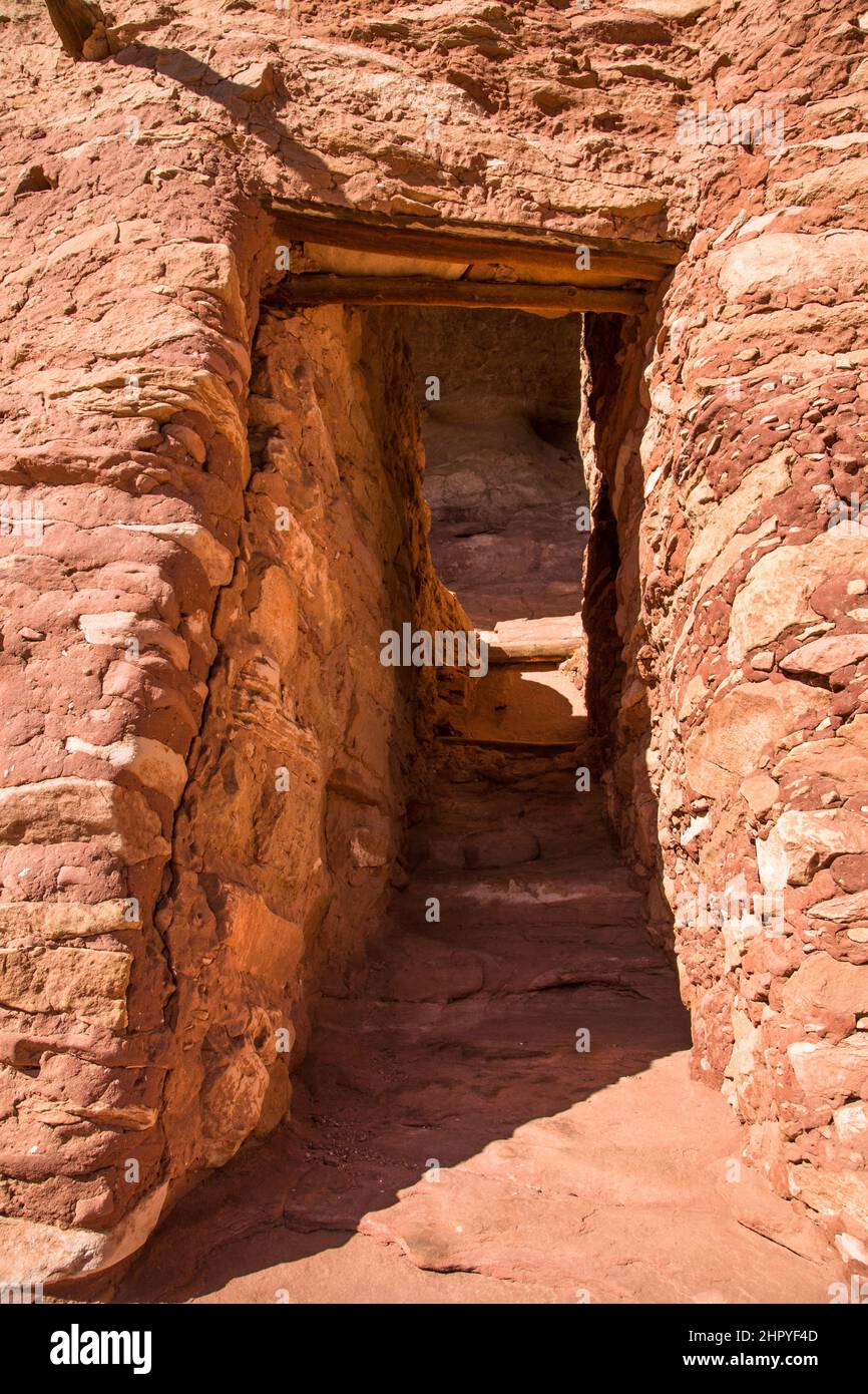 The Beef Basin Wash Ruin is an Ancestral Puebloan cliff dwelling in ...