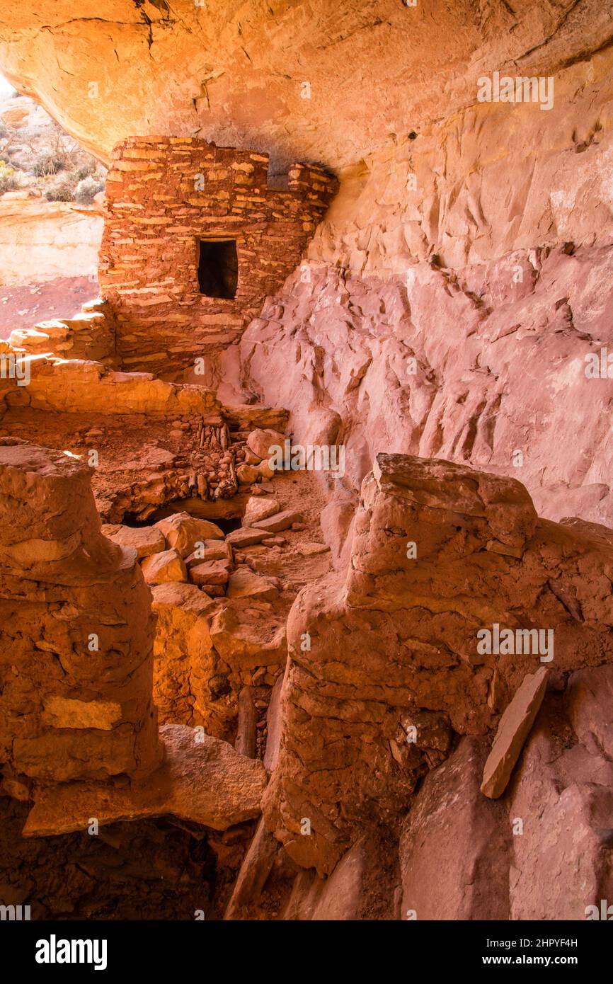 The Beef Basin Wash Ruin is an Ancestral Puebloan cliff dwelling in ...