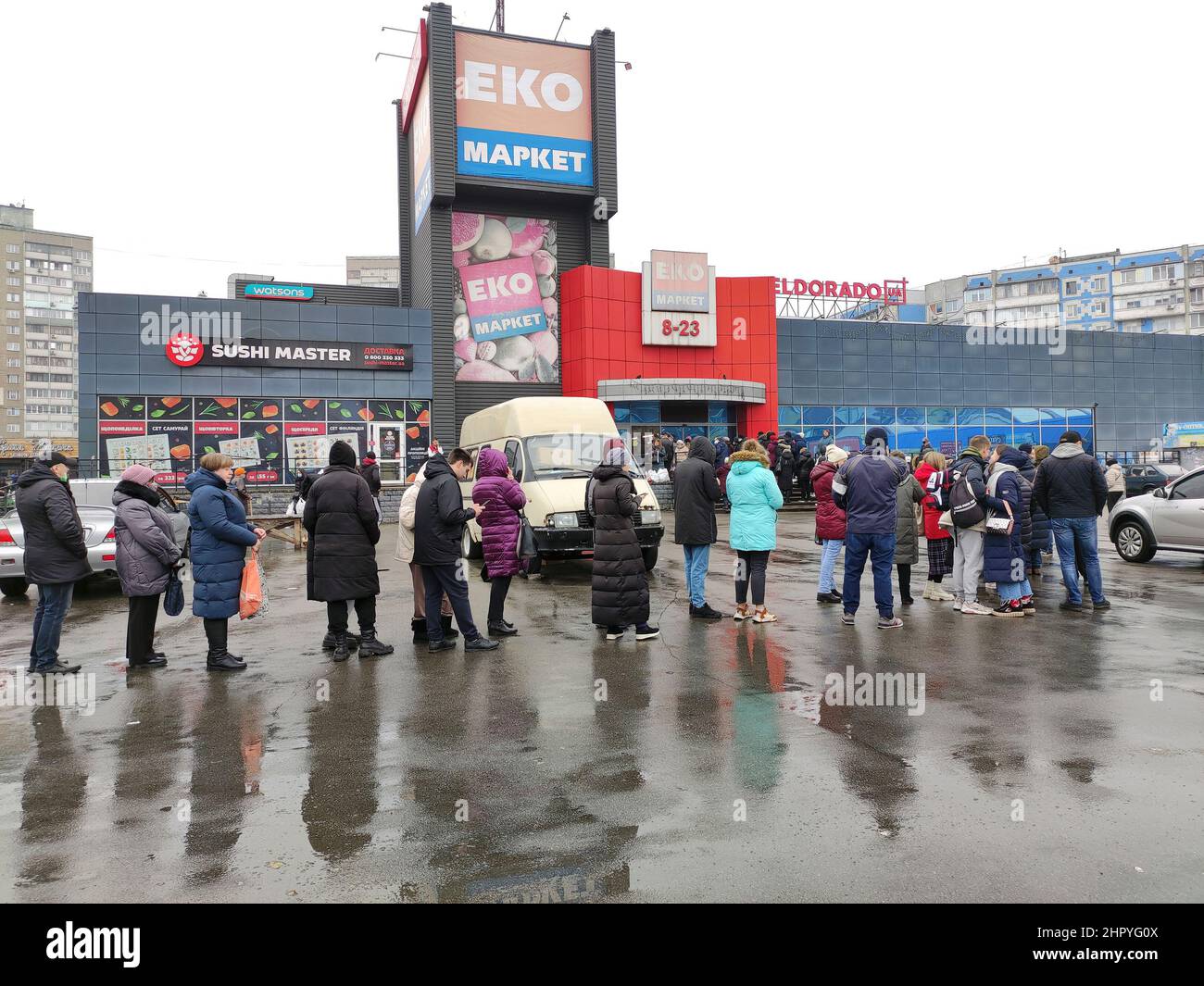 Non Exclusive: KYIV, UKRAINE - FEBRUARY 24, 2022 - People stand in a ...