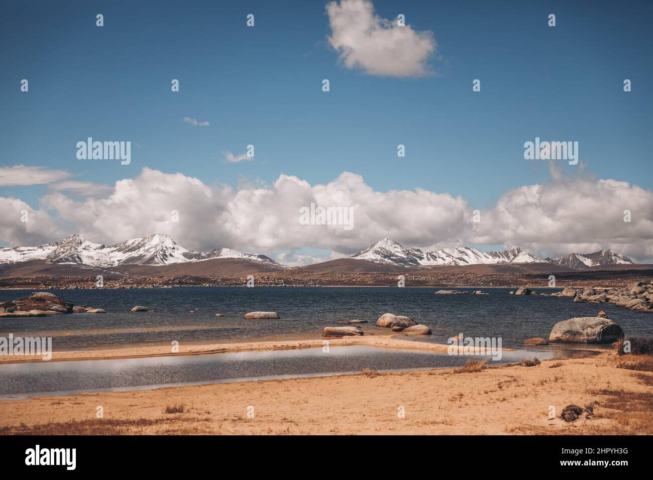 Panorama of Xingyicuo lake water and Haizi mountain, Daocheng, Sichuan ...