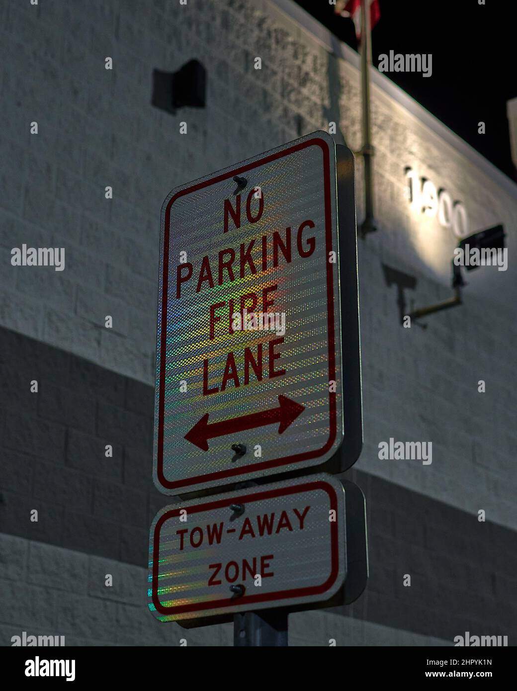No parking fire lane sign in the street Stock Photo - Alamy