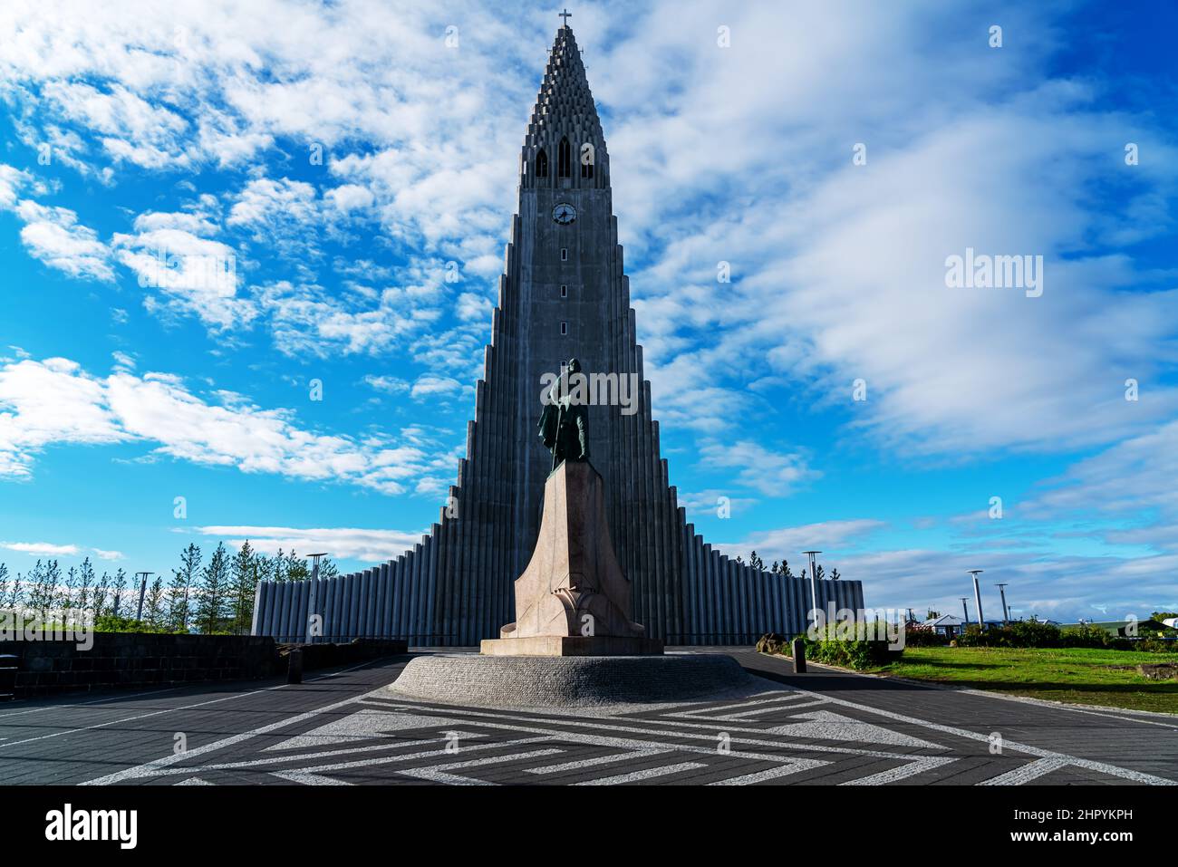 View of Leif Erikson monument and Hallgrimskirkja church in Reykjavik ...