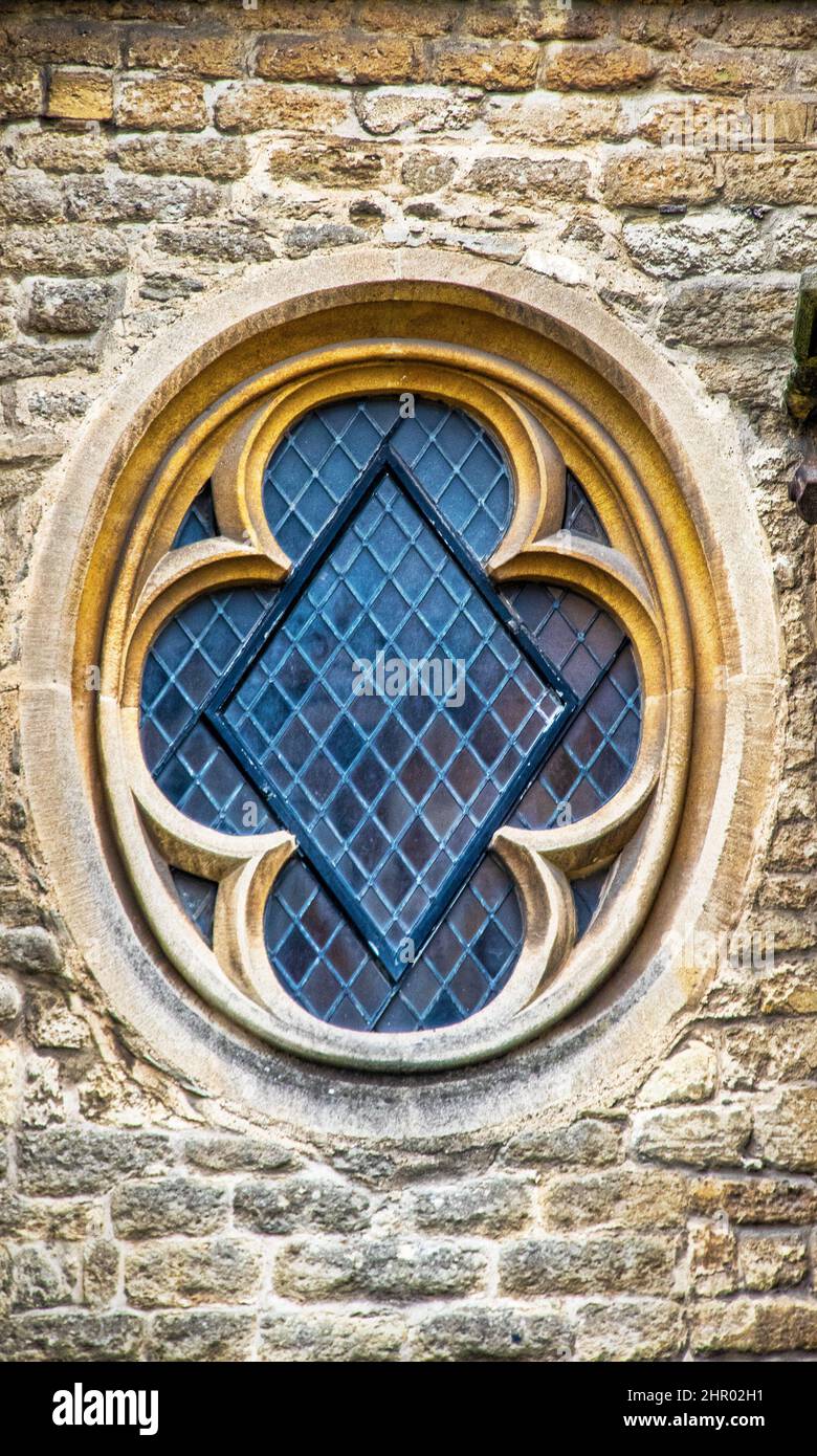 Cloverleaf ancient diamond leaded window in rustic brick building Stock ...