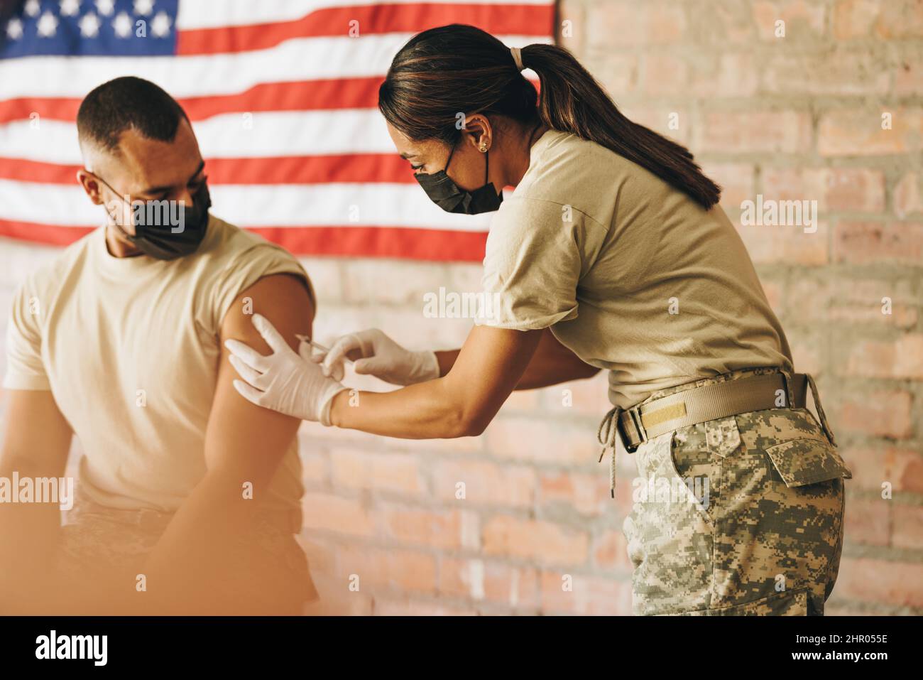 Female army doctor hi-res stock photography and images - Alamy