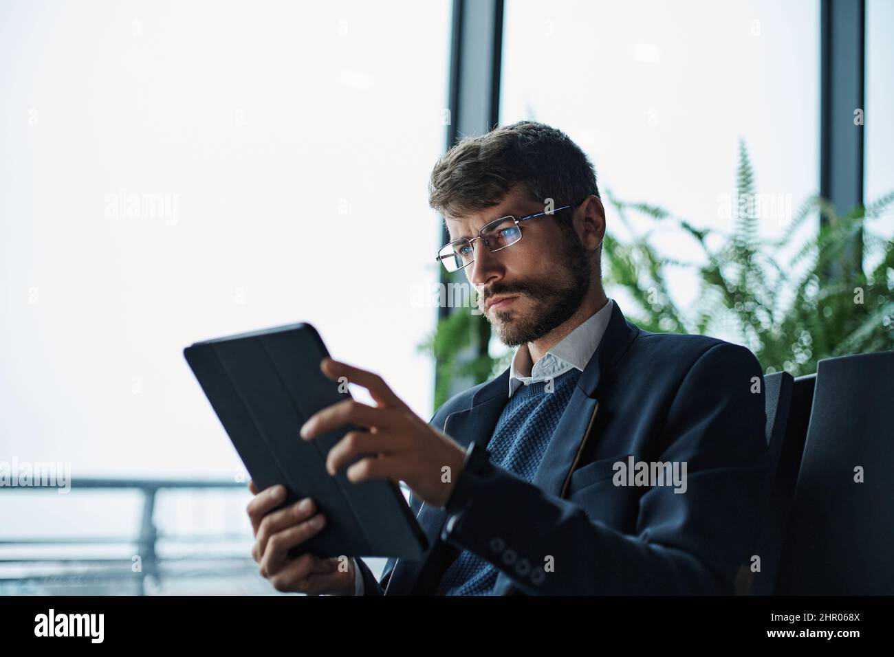 Employee using tab hi-res stock photography and images - Alamy