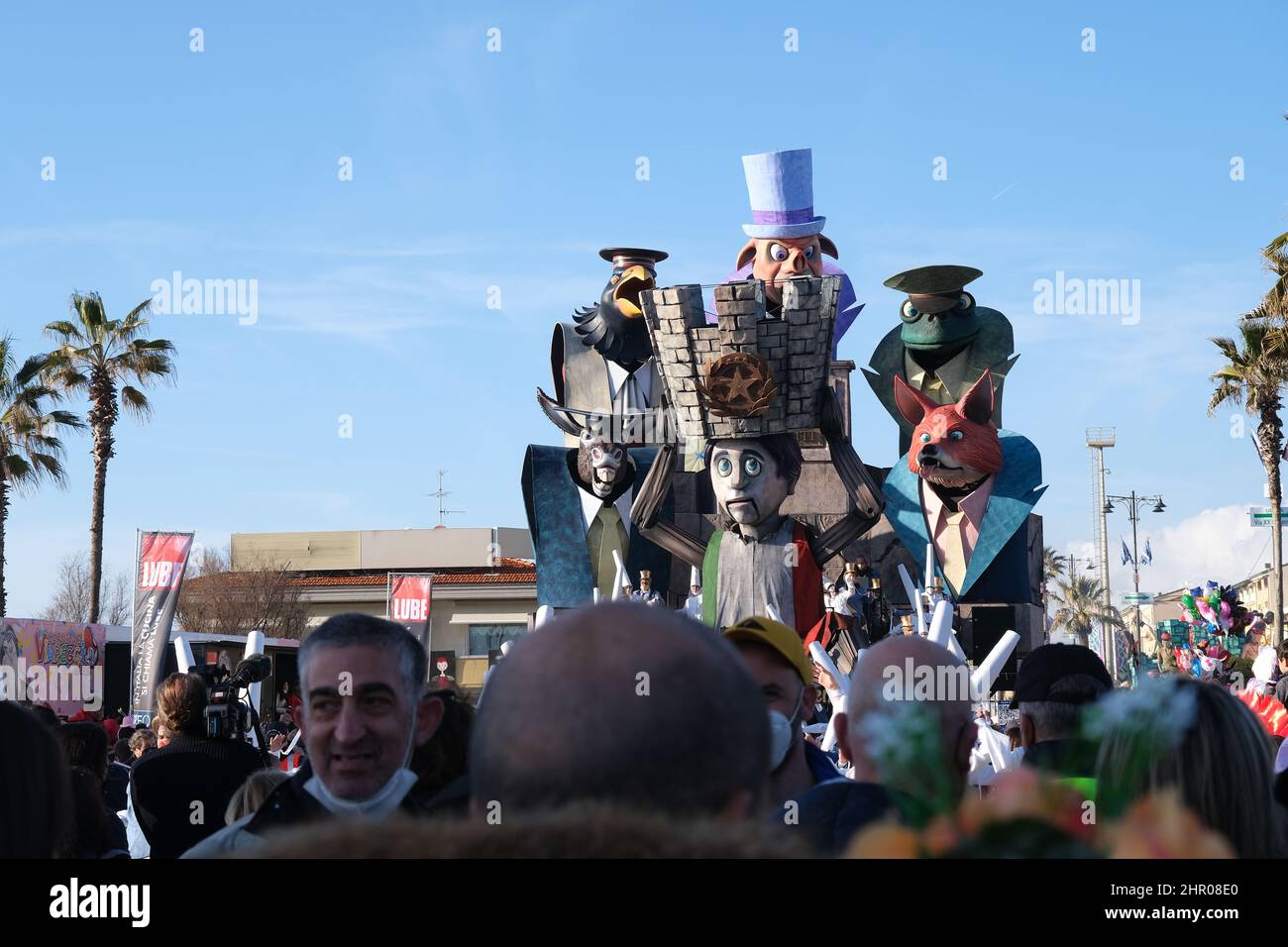 Photos of the parade floats for the carnival of viareggio, in the north ...