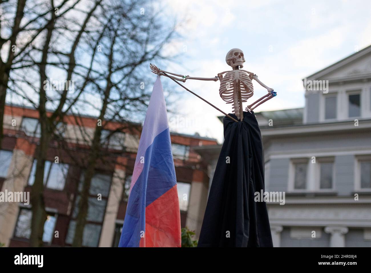 Skeleton figure hi-res stock photography and images - Alamy