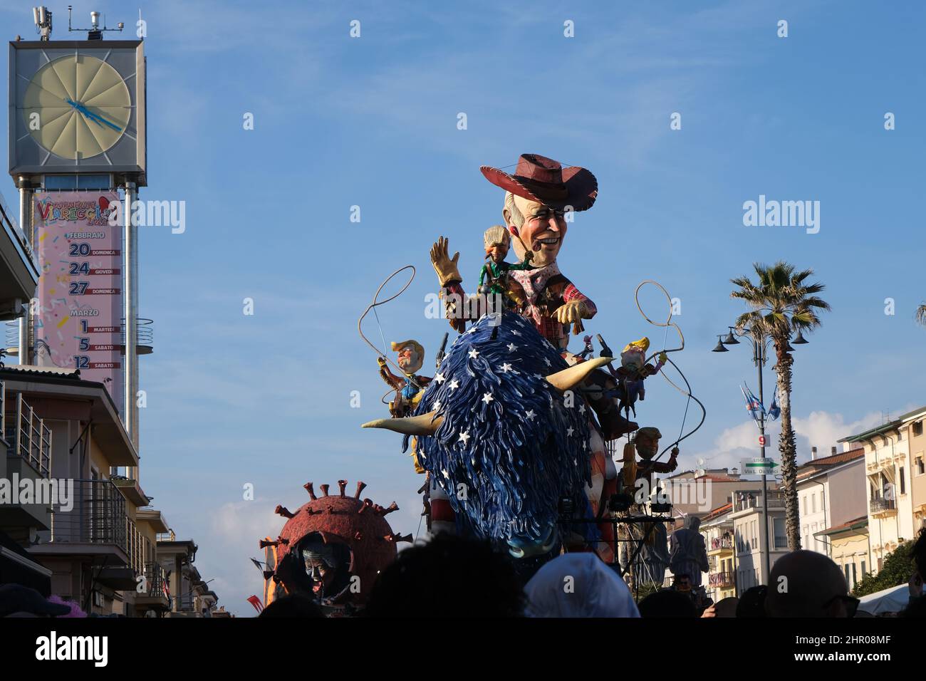 Photos of the parade floats for the carnival of viareggio, in the north ...