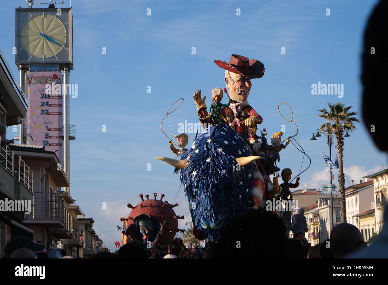 Photos of the parade floats for the carnival of viareggio, in the north ...