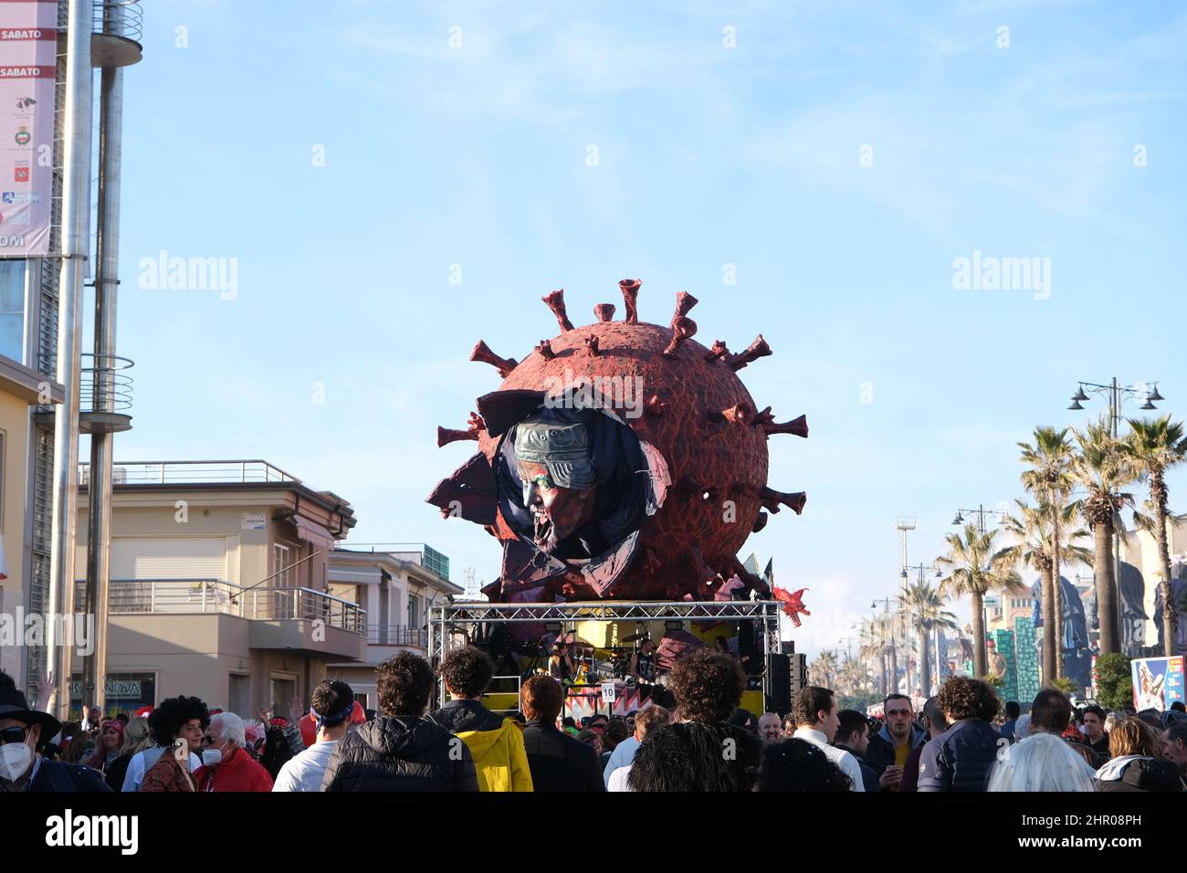 Photos of the parade floats for the carnival of viareggio, in the north ...