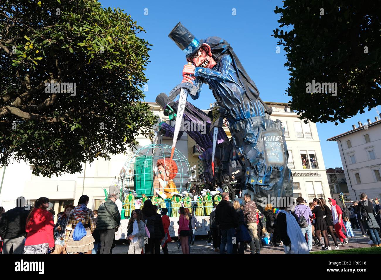 Photos of the parade floats for the carnival of viareggio, in the north ...