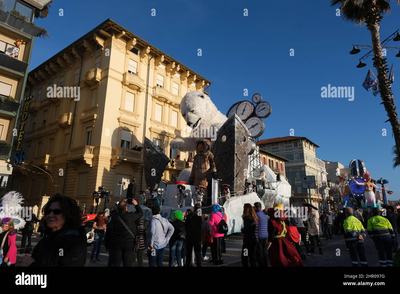 Photos of the parade floats for the carnival of viareggio, in the north ...