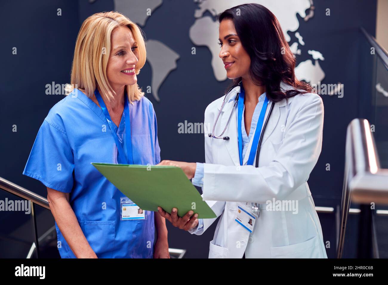 Doctor patient discussion race hi-res stock photography and images - Alamy