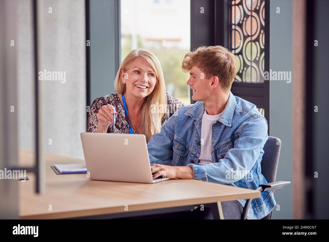 Tutorial individual hi-res stock photography and images - Alamy