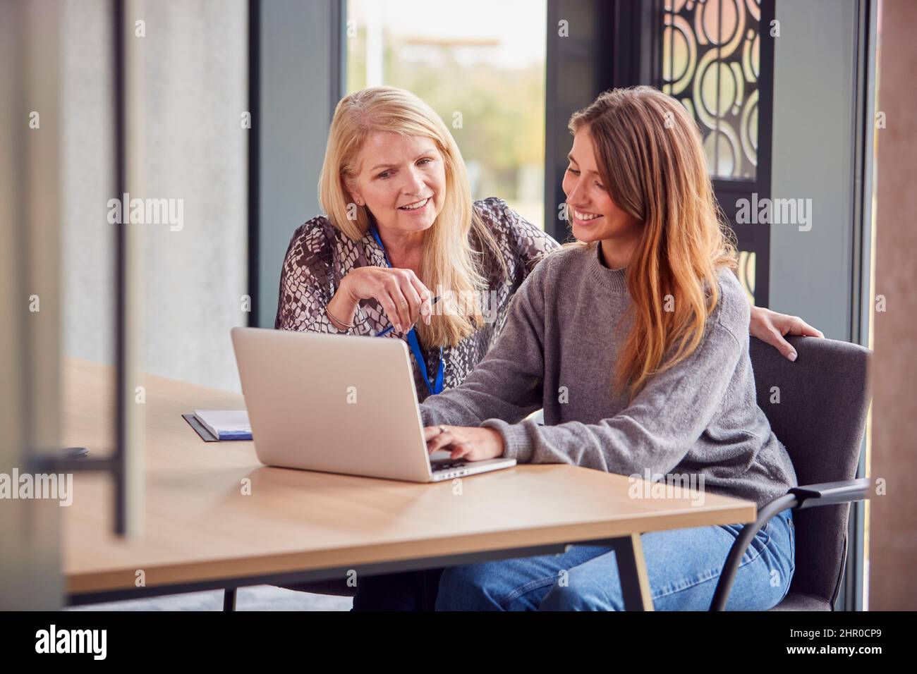 Tutorial individual hi-res stock photography and images - Alamy