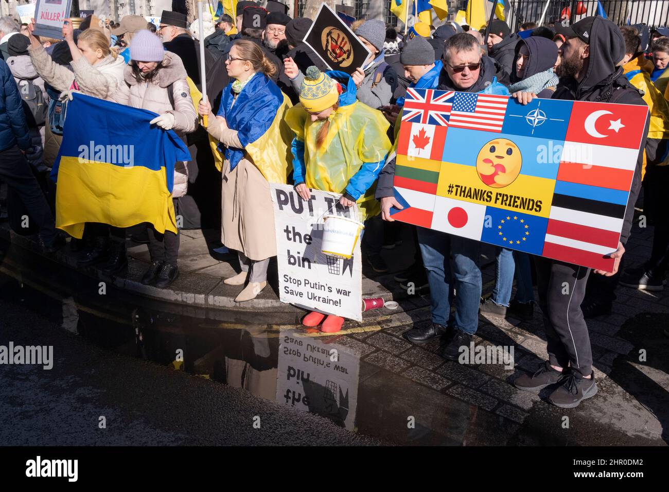 Following Russia’s invasion of Ukraine overnight, Ukrainians protest ...