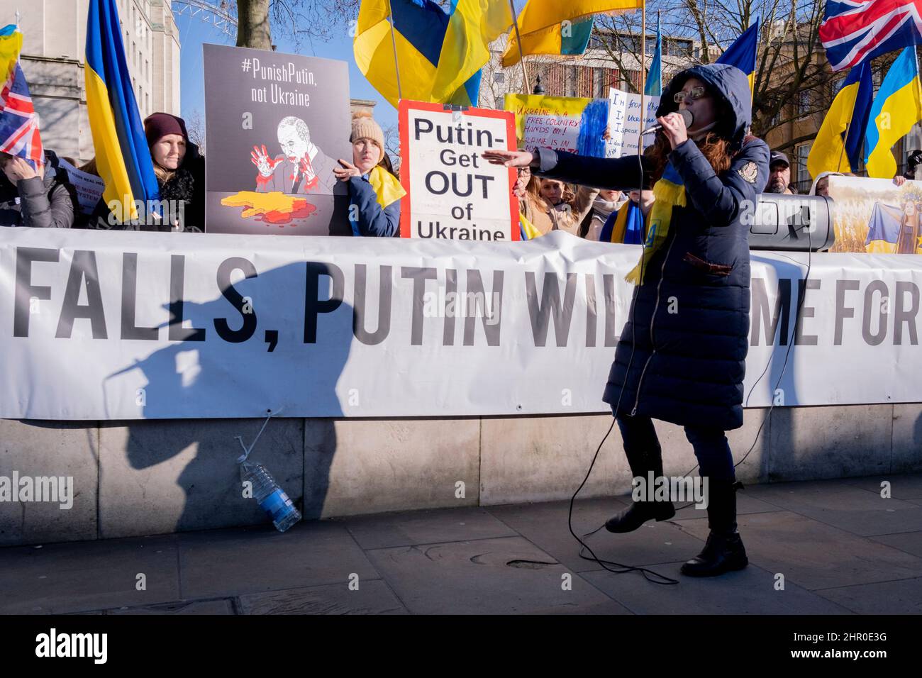 Following Russia’s invasion of Ukraine overnight, Ukrainians protest ...