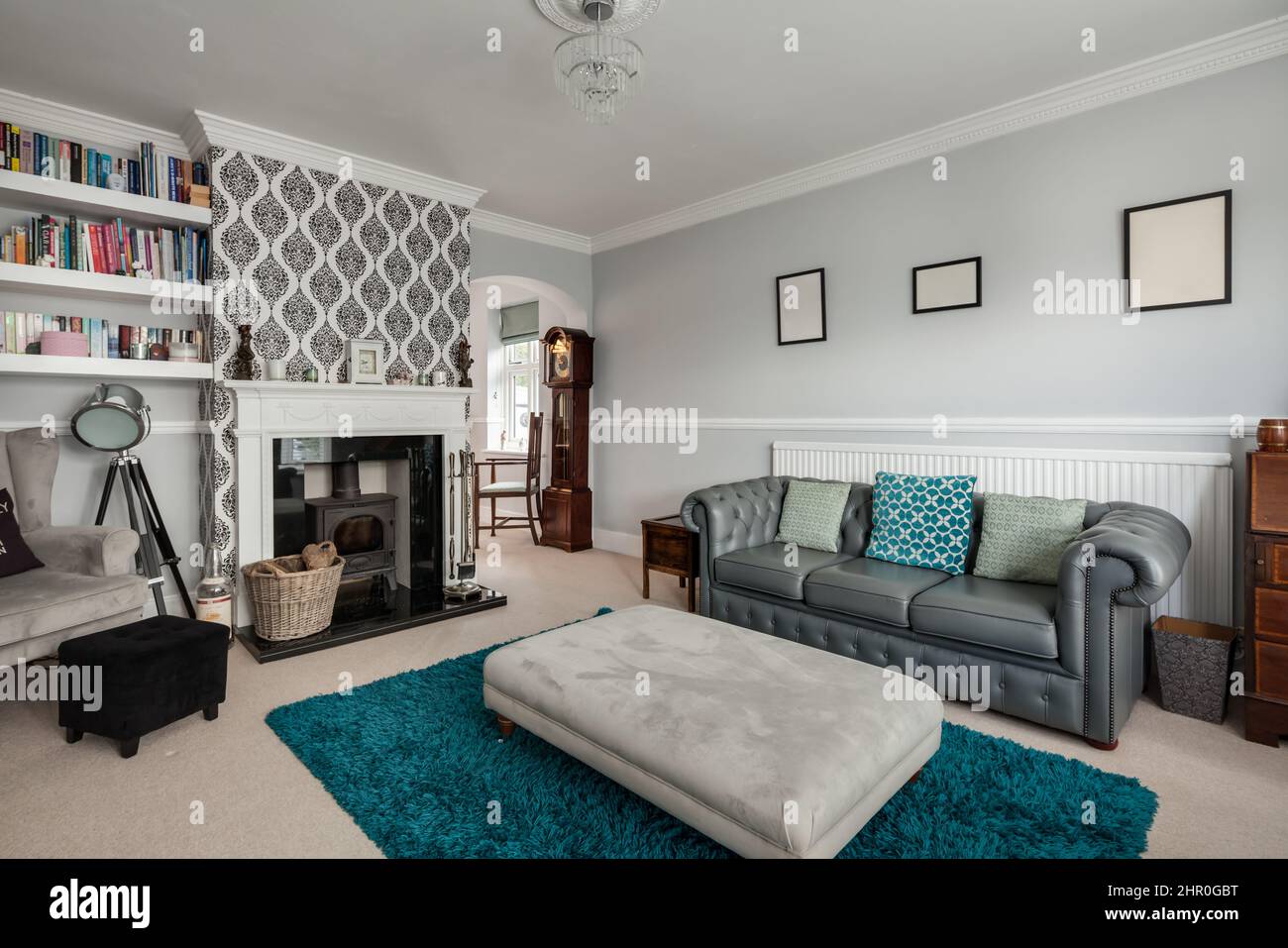 Traditional chesterfield house interior hi-res stock photography and ...