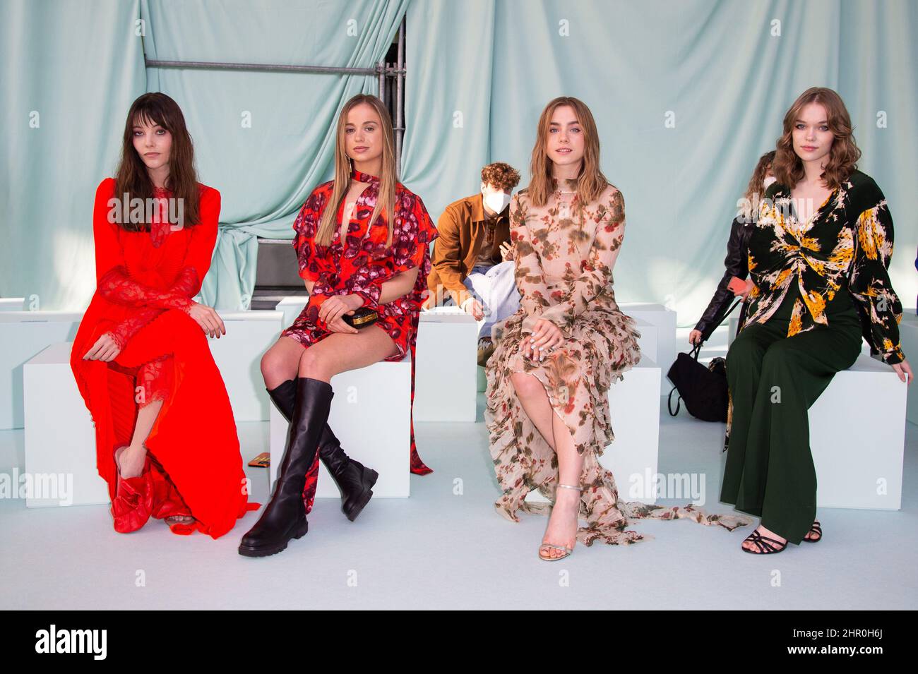 Mireia Oriol , Amelia Windsor , Clara Galle , Delphi Primrose Milan ...