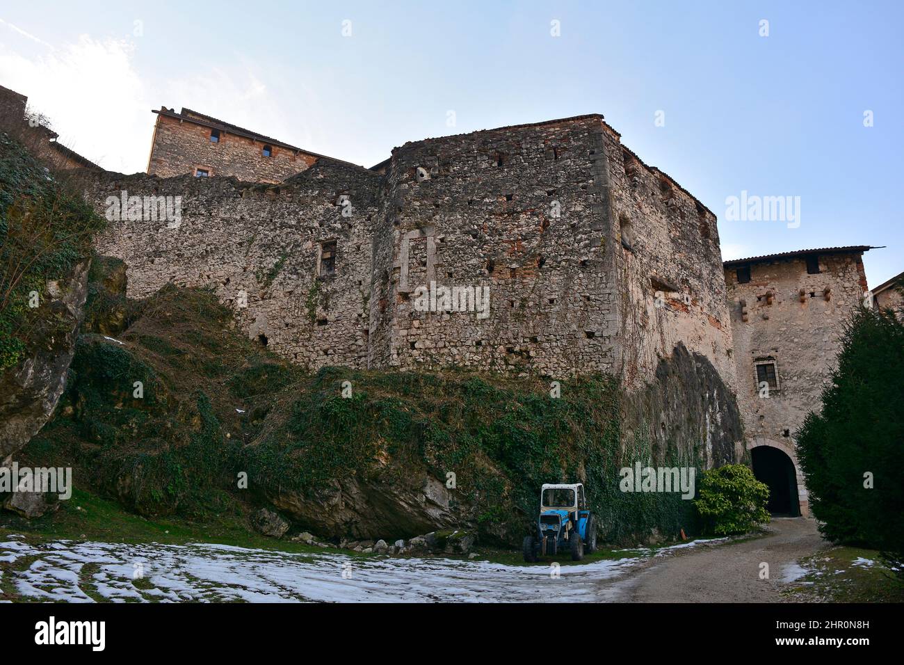 12th century castles in europe hi-res stock photography and images - Alamy