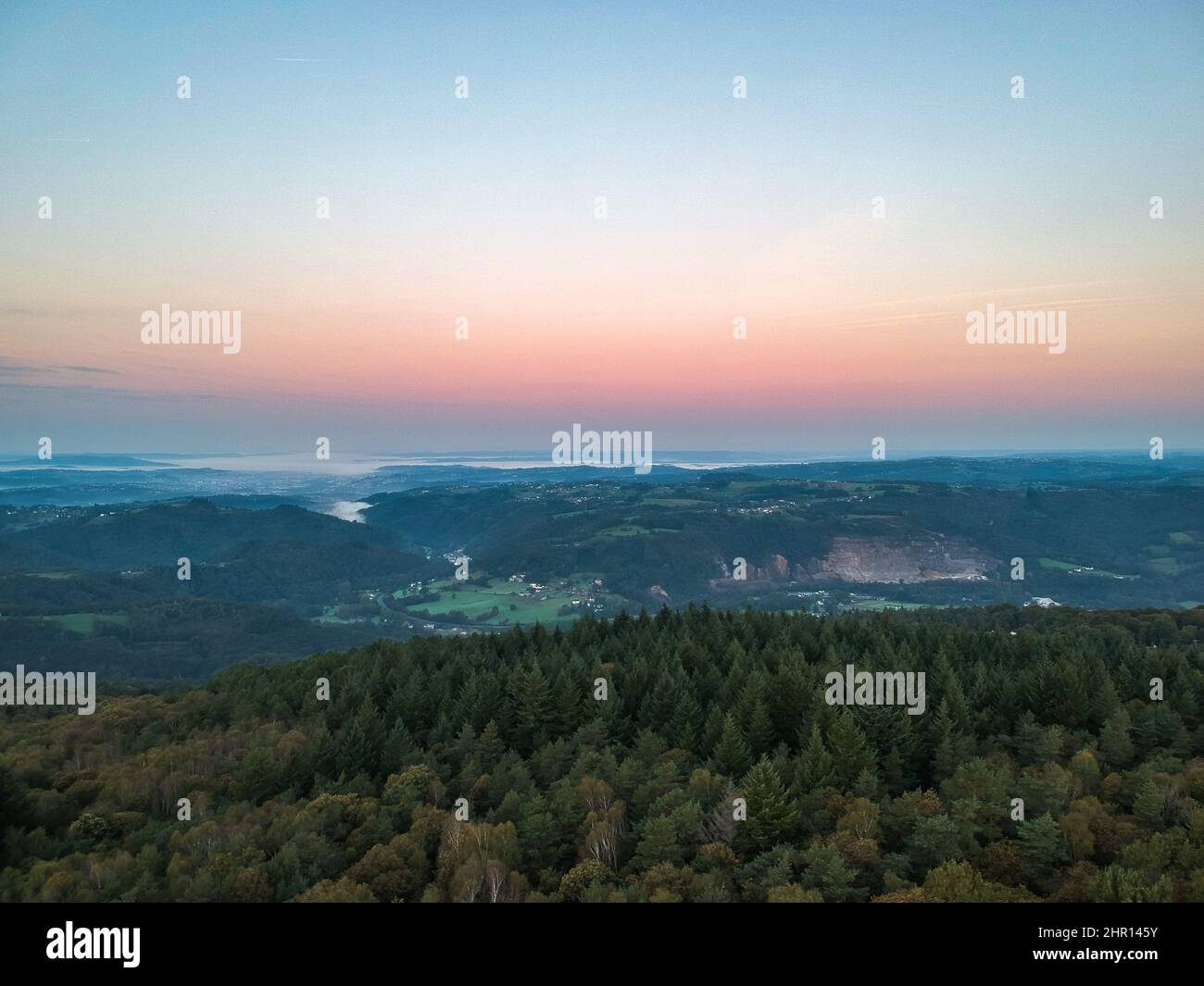Vue aérienne panoramique depuis le Puy de Pauliac au lever du soleil ...