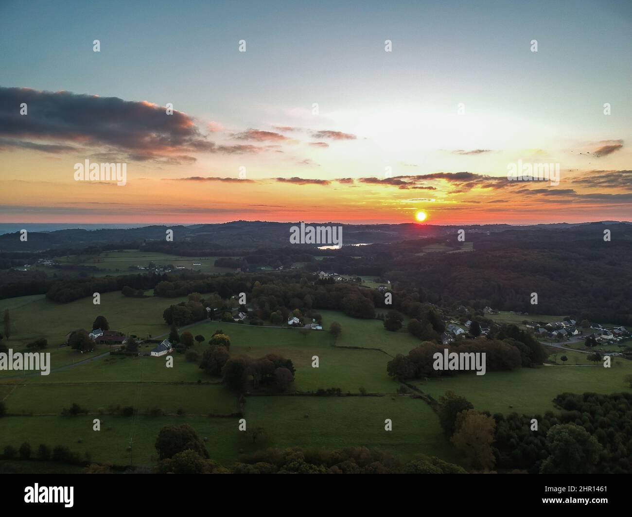 Vue aérienne panoramique depuis le Puy de Pauliac au lever du soleil ...