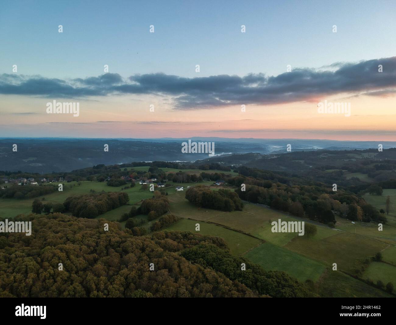 Vue aérienne panoramique depuis le Puy de Pauliac au lever du soleil ...