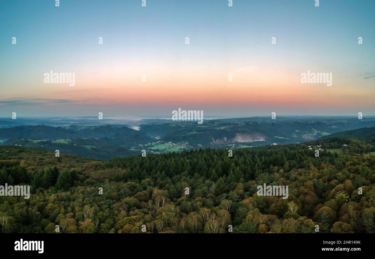 Vue aérienne panoramique depuis le Puy de Pauliac au lever du soleil ...