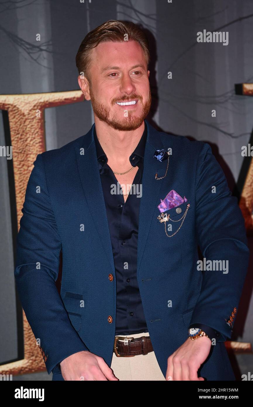 Kris Boyson arrivers at the “Outlander” Season Six Premiere costumes ...