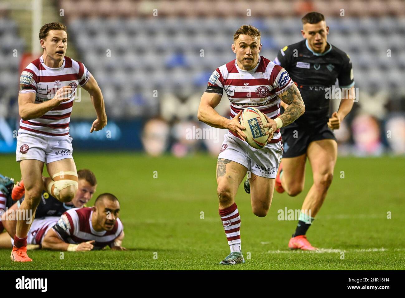 Sam Powell (9) of Wigan Warriors makes a break Stock Photo - Alamy