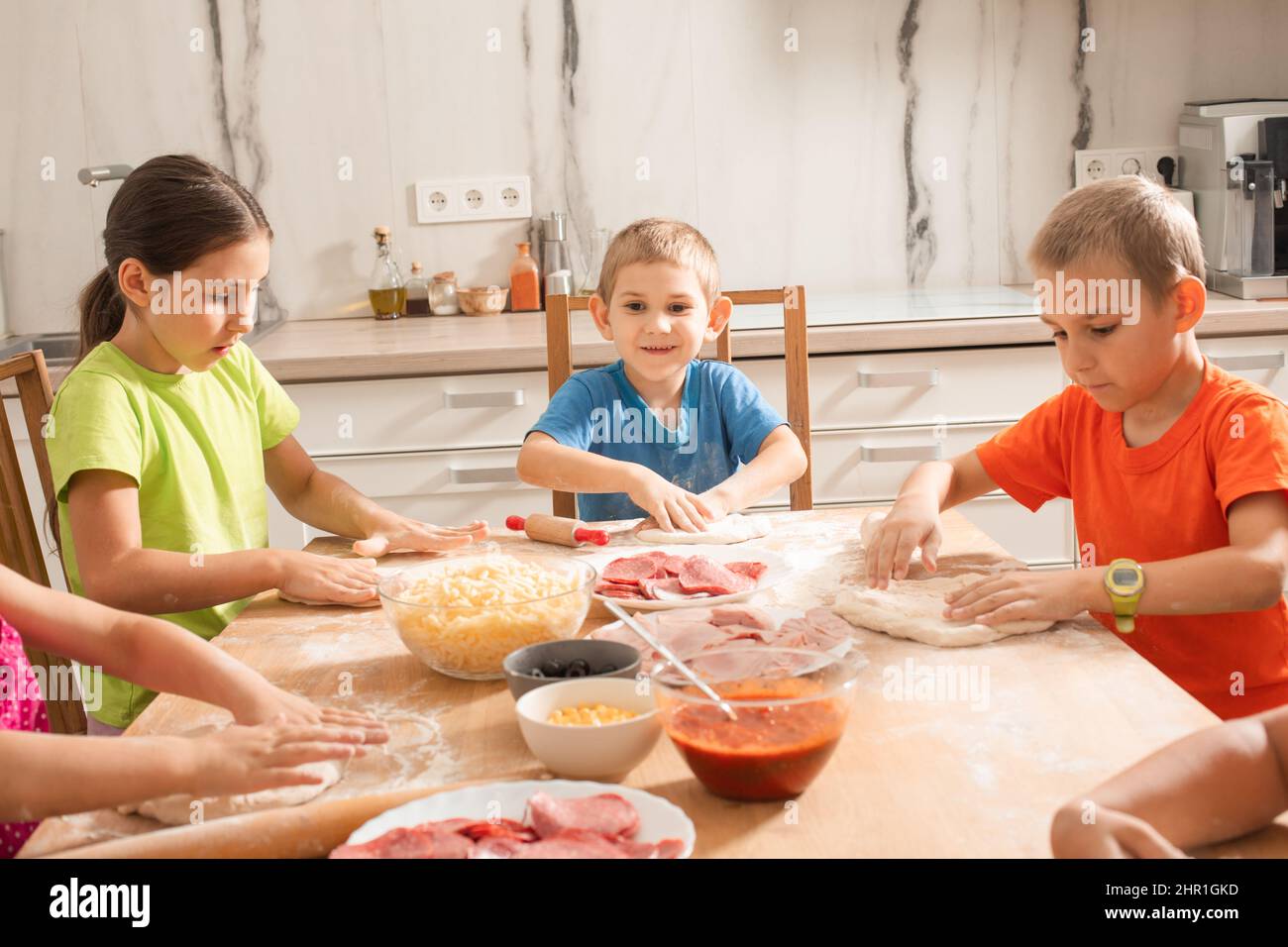 Kids making pizza hi-res stock photography and images - Alamy