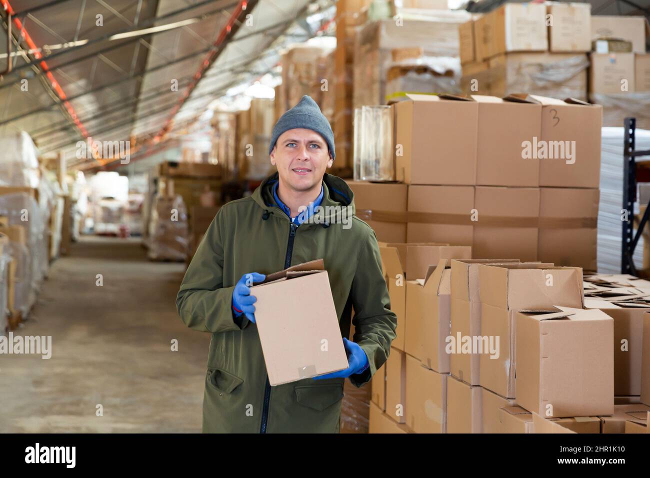 Worker lifting cardboard box hi-res stock photography and images - Alamy